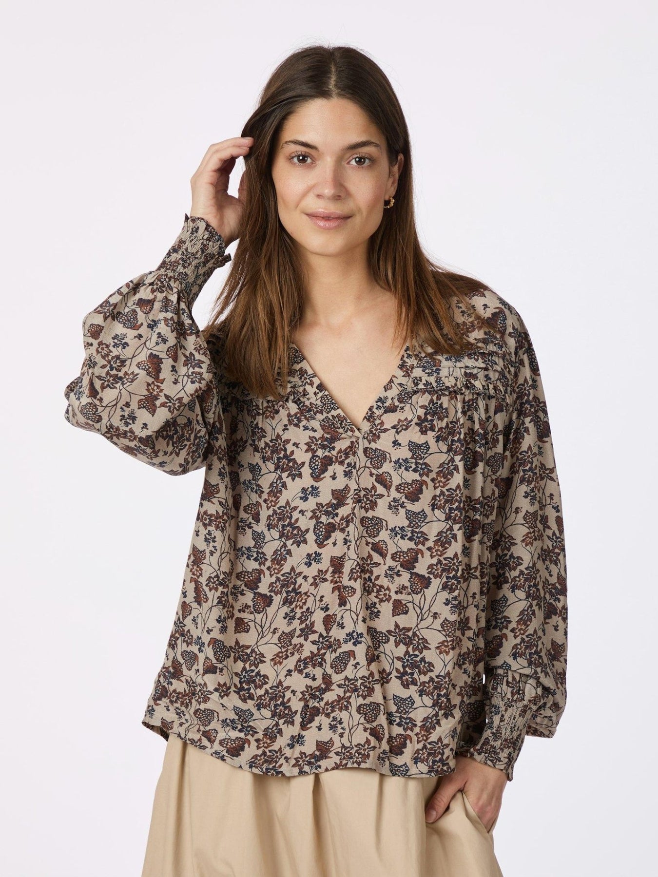 Neo Noir - Rhia Drapy Ivy Blouse Taupe - Smuk